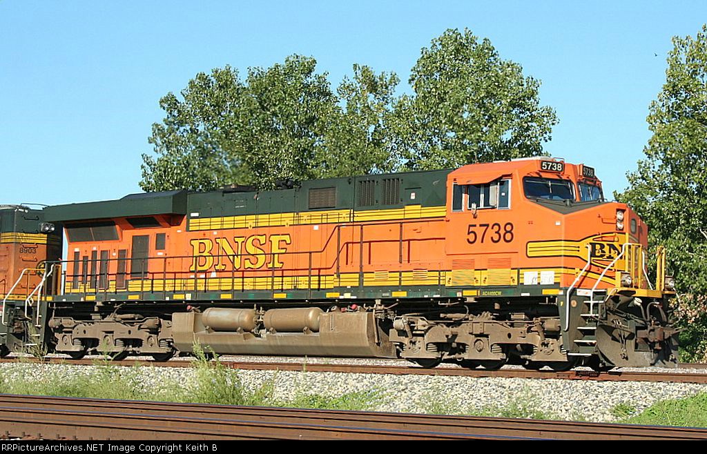BNSF 5738